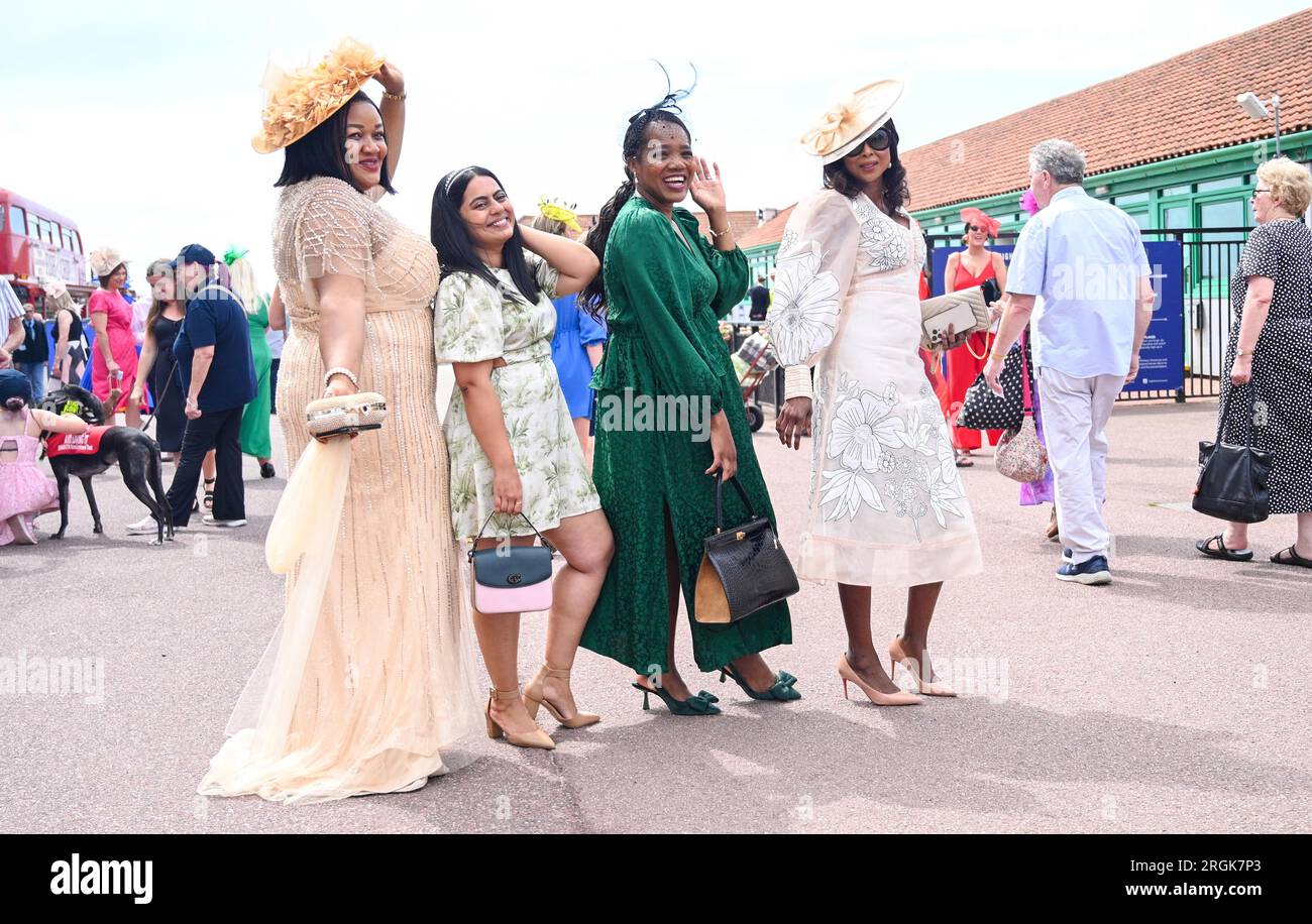 Brighton races ladies day hi-res stock photography and images - Alamy