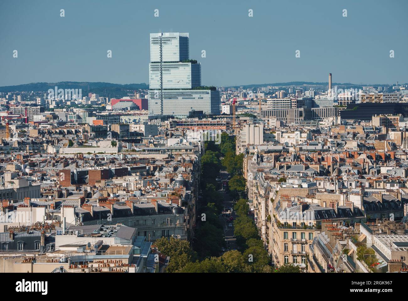 Paris white residential buildings hi-res stock photography and images ...