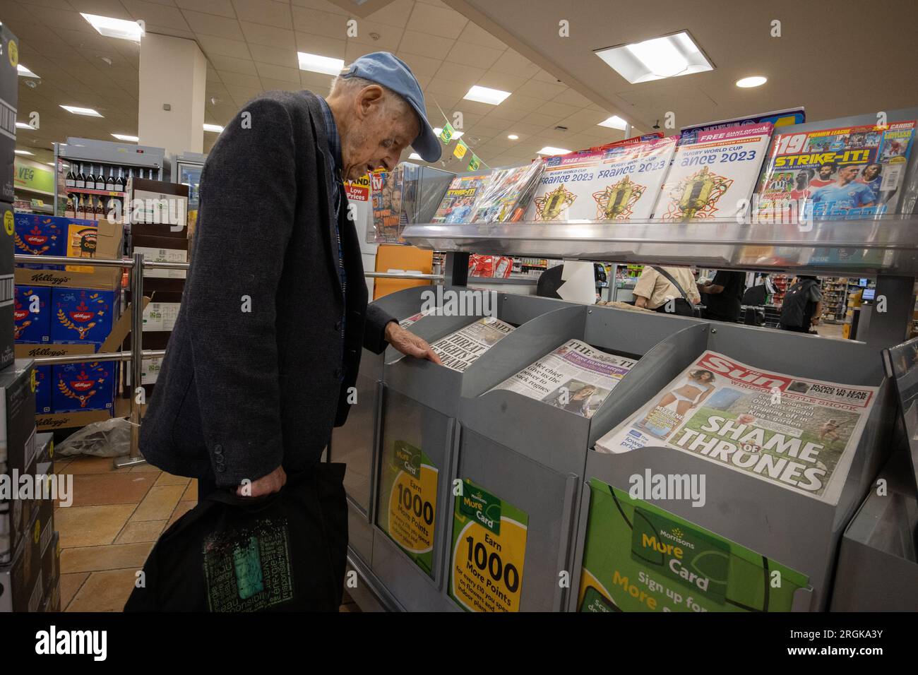 Supermarket newspaper stand hi-res stock photography and images - Alamy