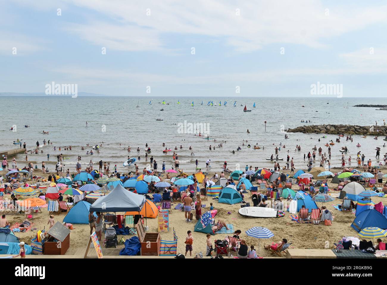 On a very hot ans humid afternoon hundreds op people are seen on a ...