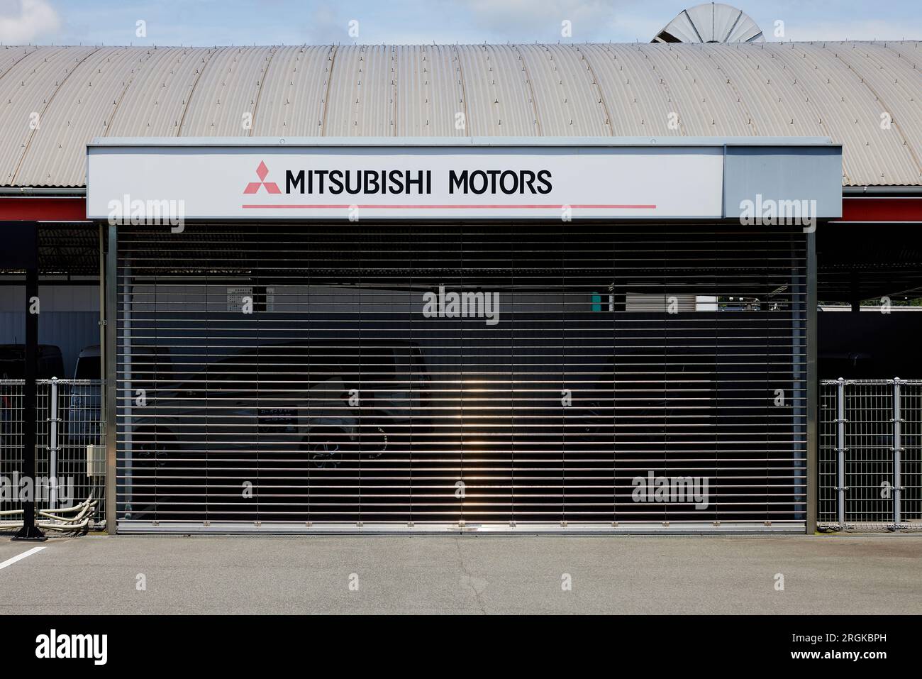Mitsubishi Motors, sign above closed entrance; Japan Stock Photo - Alamy