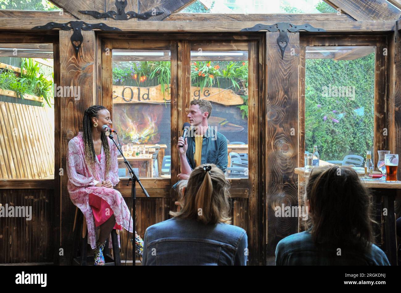 Singer songwriter loah hi-res stock photography and images - Alamy