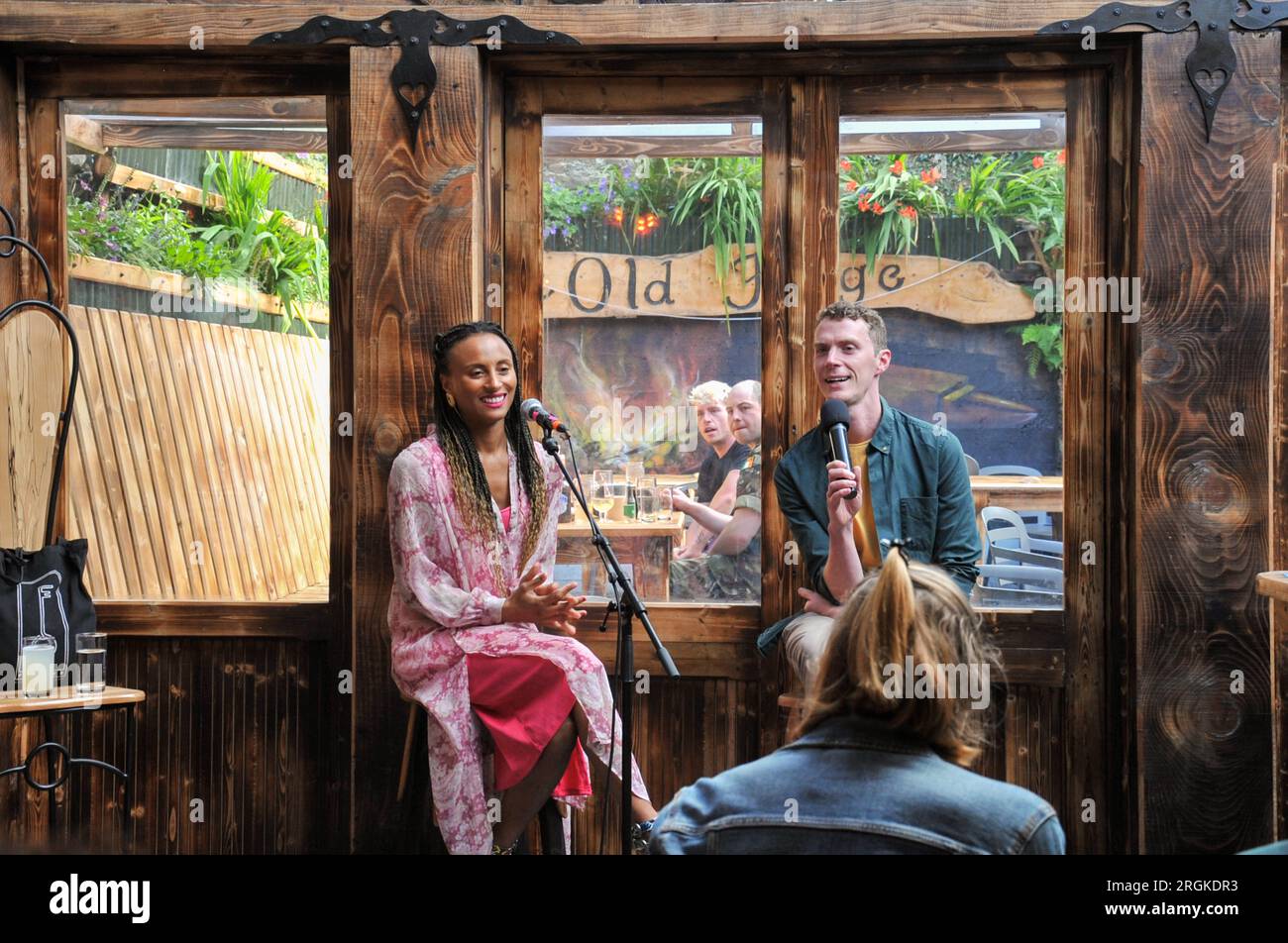 Singer songwriter loah hi-res stock photography and images - Alamy