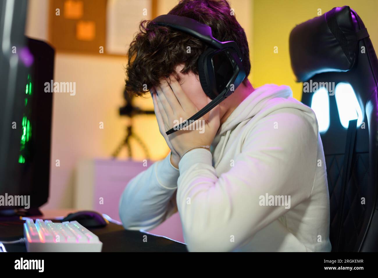 Sad man sit table alone hi-res stock photography and images - Alamy