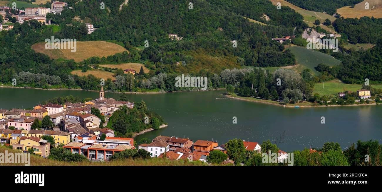 il paese di Mercatale affacciato sull'omonimo lago Stock Photo - Alamy