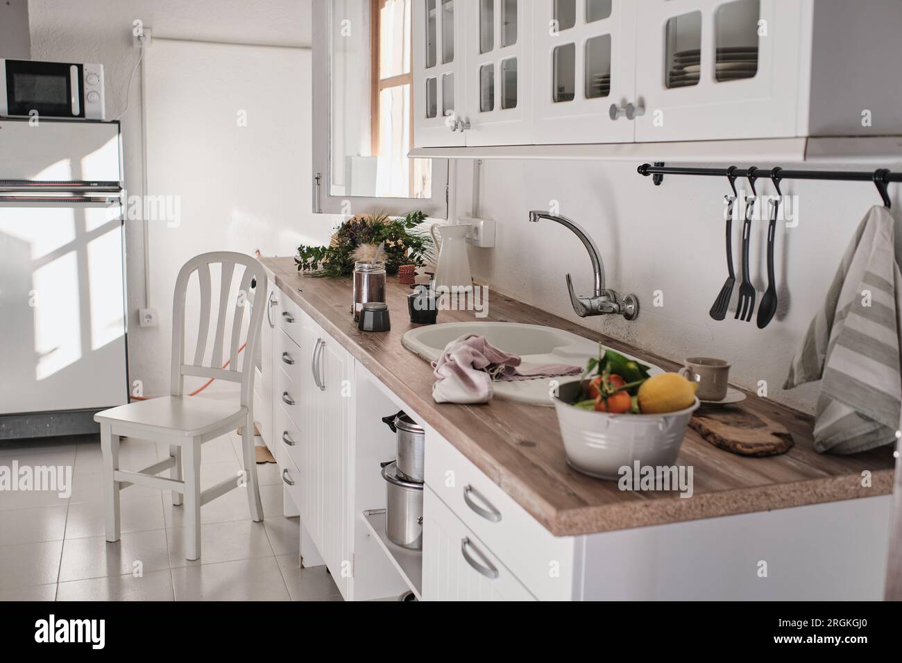 Tiled counters hi-res stock photography and images - Alamy