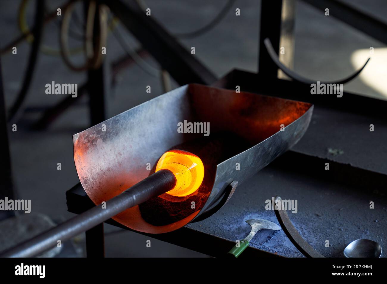 Molten glass on blowpipe hi-res stock photography and images - Alamy