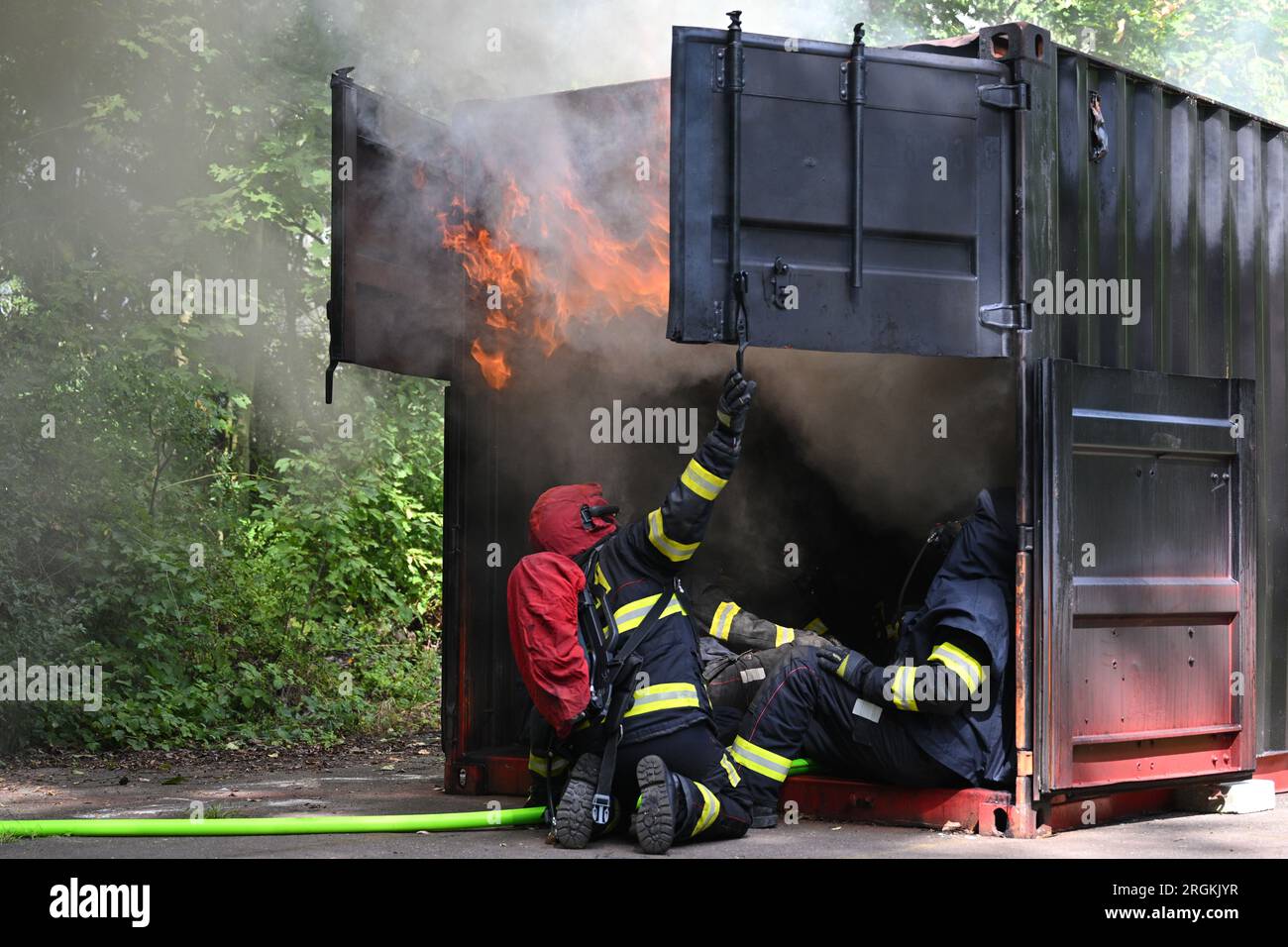 Malesice, Prague. 10th Aug, 2023. Firefighters during a firefighting training in a fire ...
