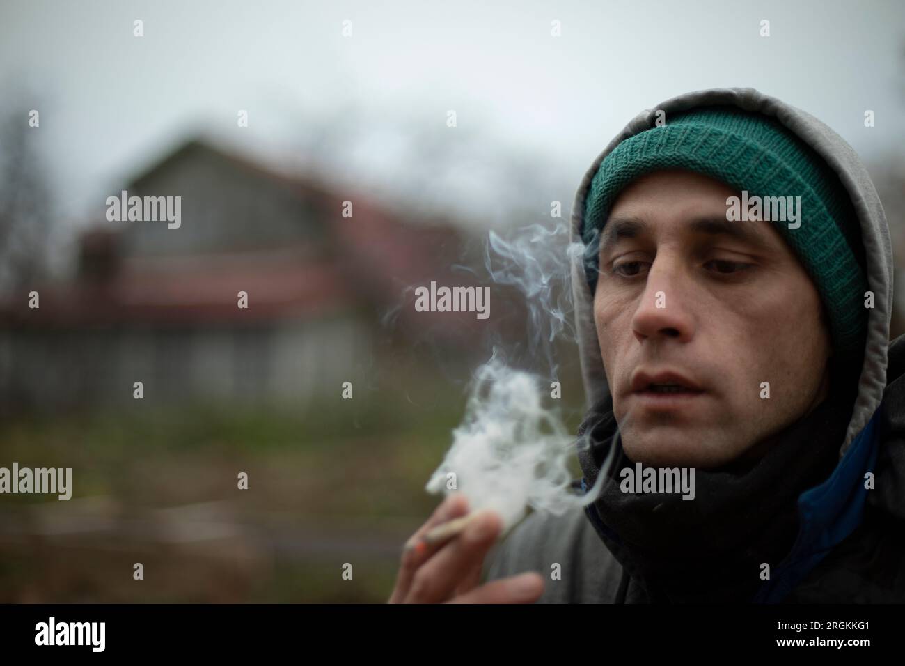 Young adults smoking drinking hi-res stock photography and images - Alamy