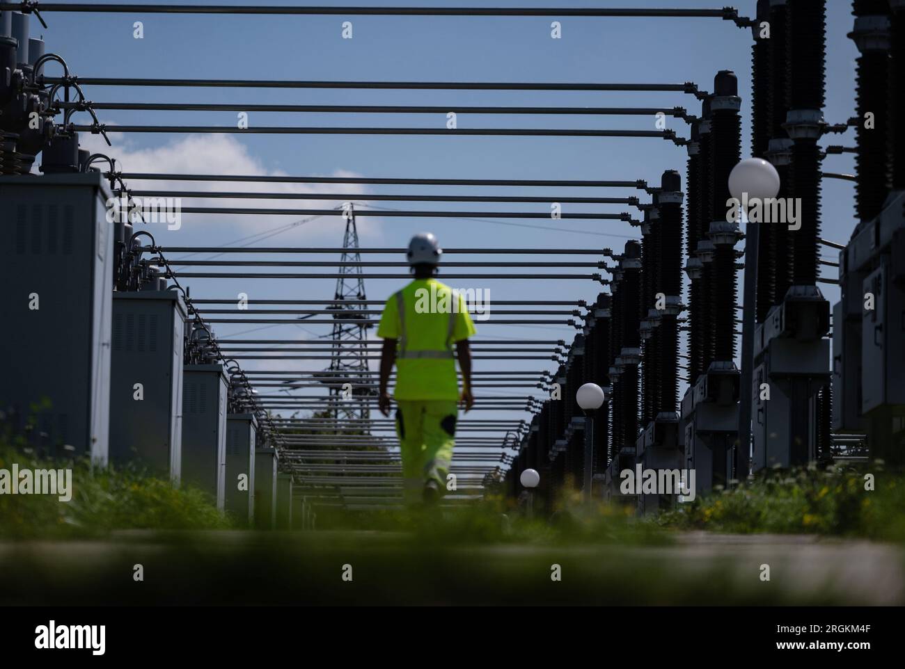 10 August 2023, Baden-Württemberg, Markgröningen: A Netze BW employee ...