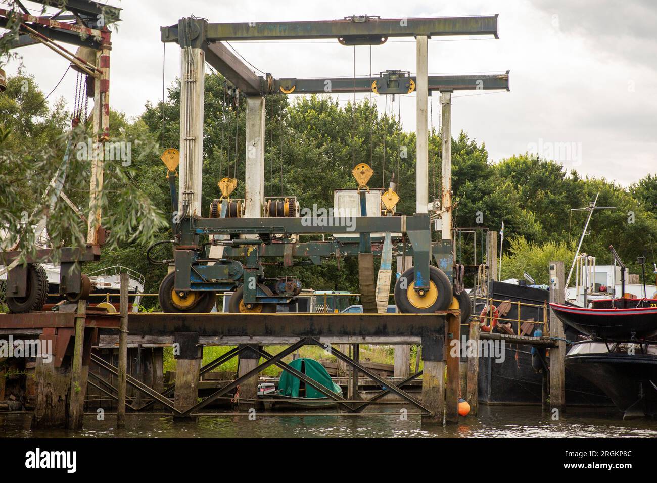 Water lifting machine hi-res stock photography and images - Alamy