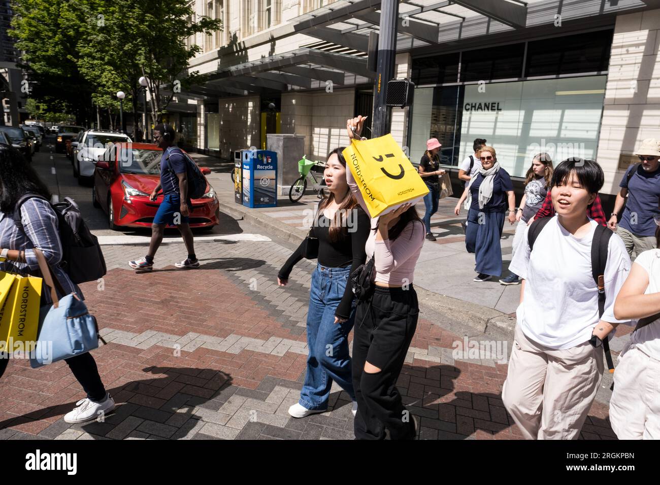 Seattle, USA. 18th July, 2023. Avoiding the sun in Westlake Stock Photo ...