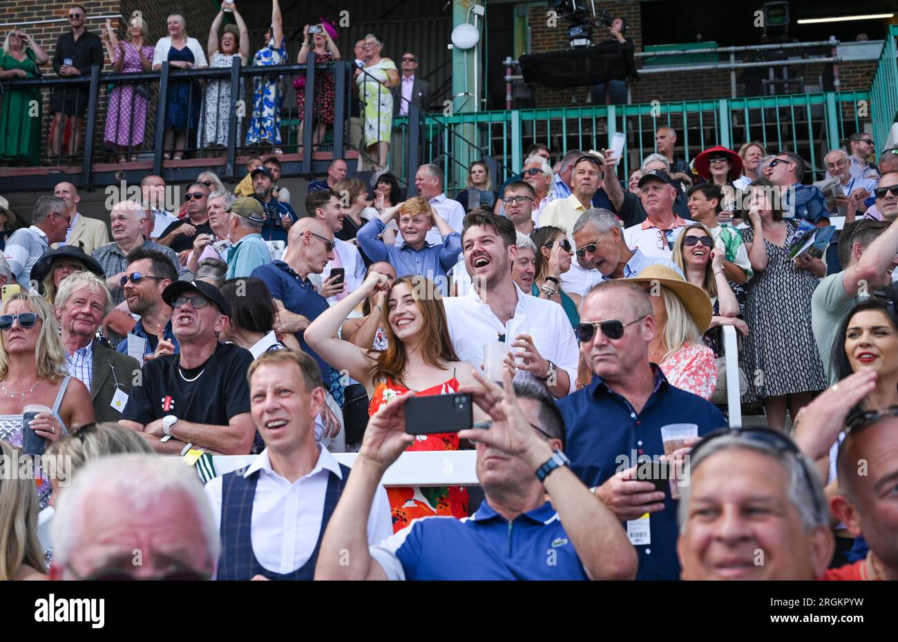Horse racing fans uk hi-res stock photography and images - Alamy