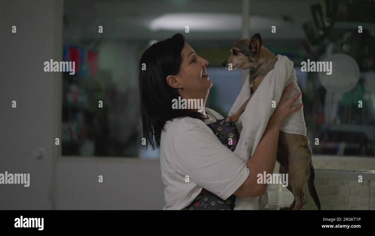 Female pet shop employee hi-res stock photography and images - Alamy