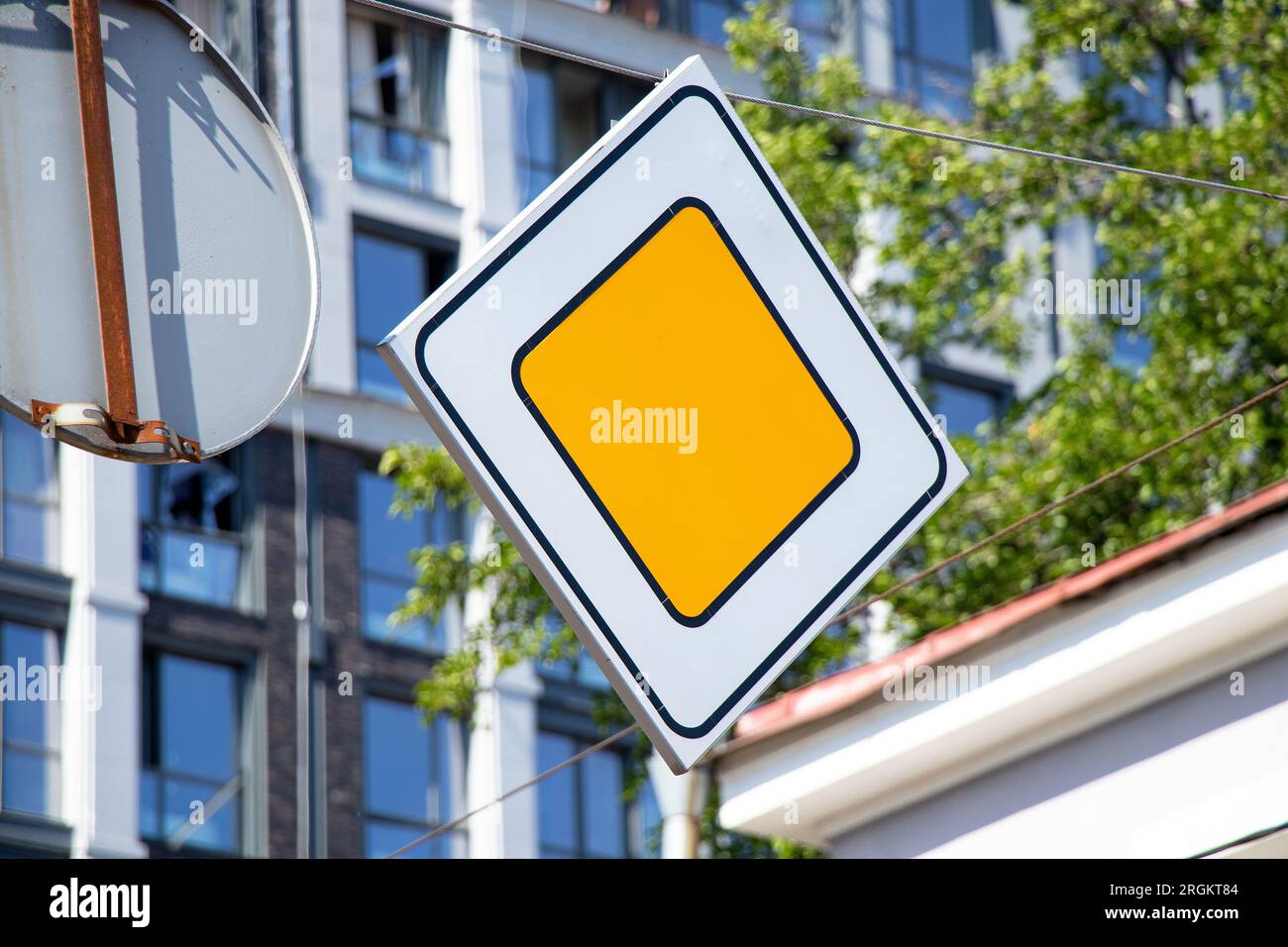 Square sign hangs hi-res stock photography and images - Alamy
