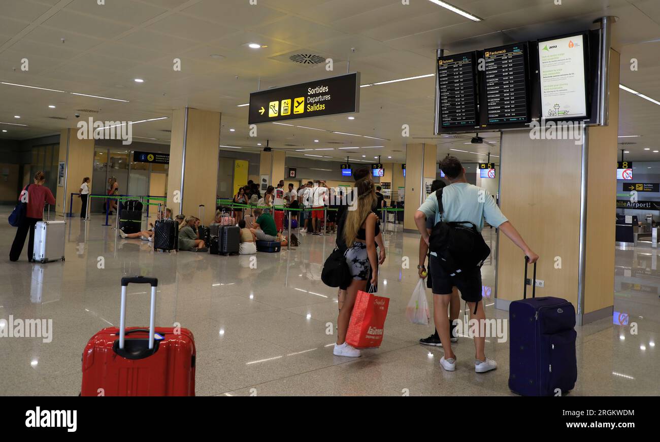 Ibiza, Spain. 10th Aug, 2023. People look at the display board at the ...