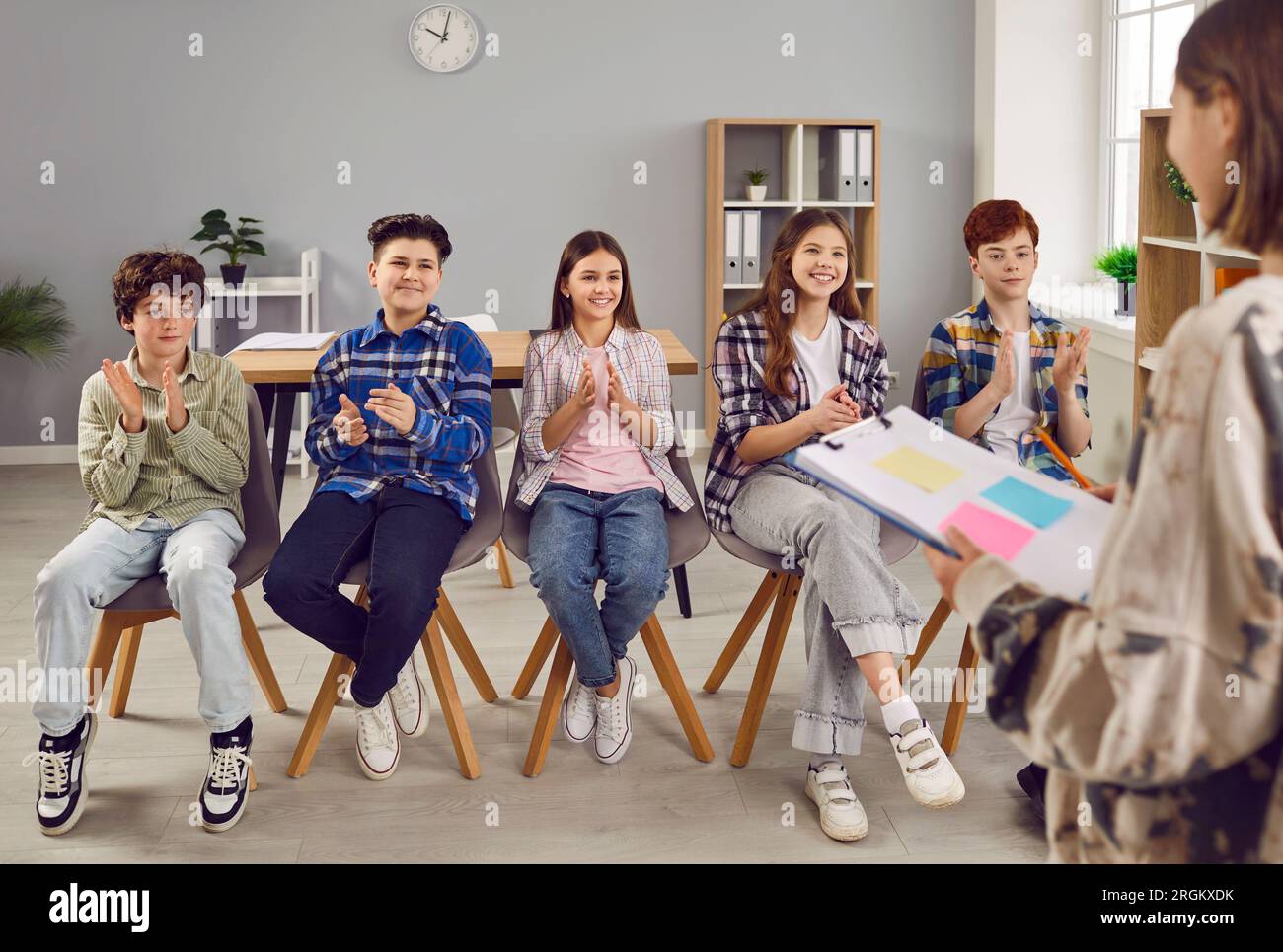 Children clapping school hi-res stock photography and images - Alamy