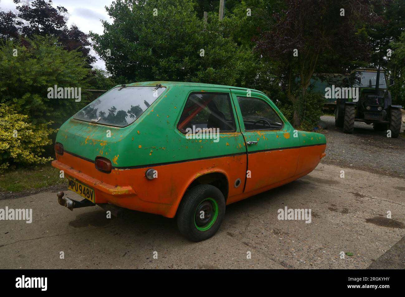 abandoned three wheeler car Stock Photo - Alamy
