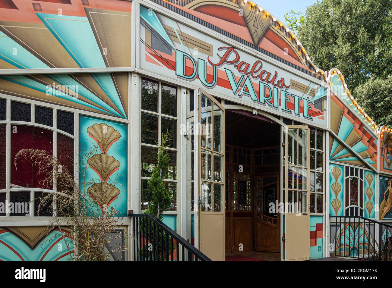 Palais du variete hi-res stock photography and images - Alamy