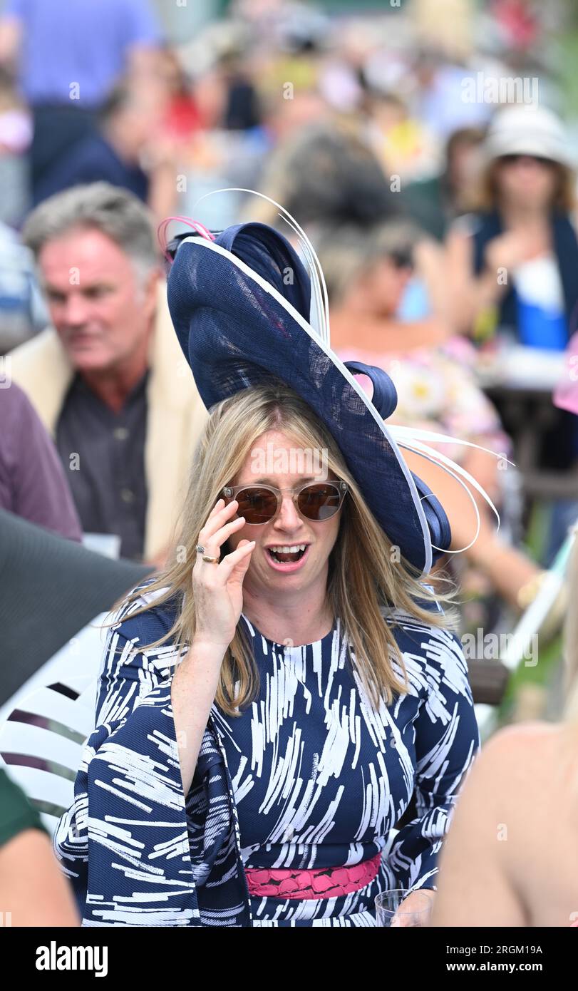 Brighton races ladies day hi-res stock photography and images - Alamy