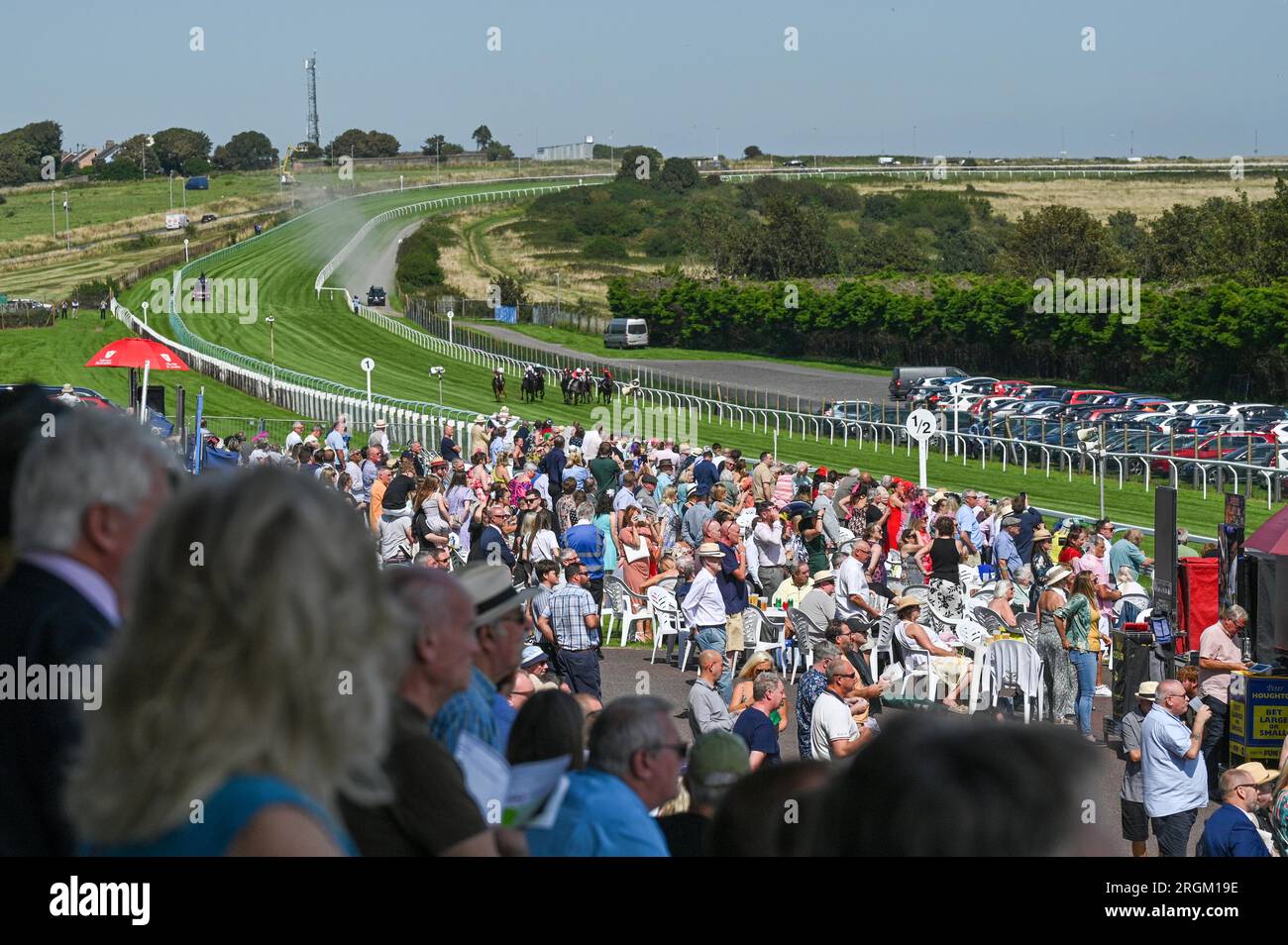 Brighton races ladies day hi-res stock photography and images - Alamy