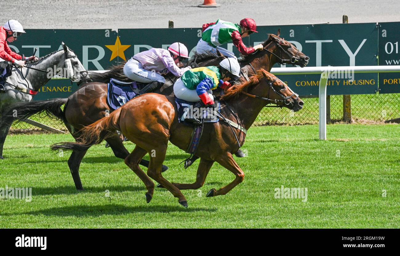 Brighton races ladies day hi-res stock photography and images - Alamy