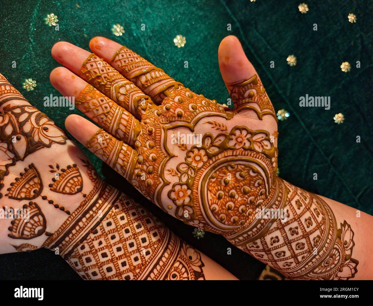 Mehndi artist making mehndi bridal hand In India, mehndi design Stock ...