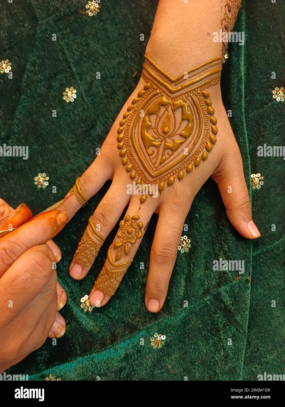 Mehndi artist making mehndi bridal hand In India, mehndi design Stock ...