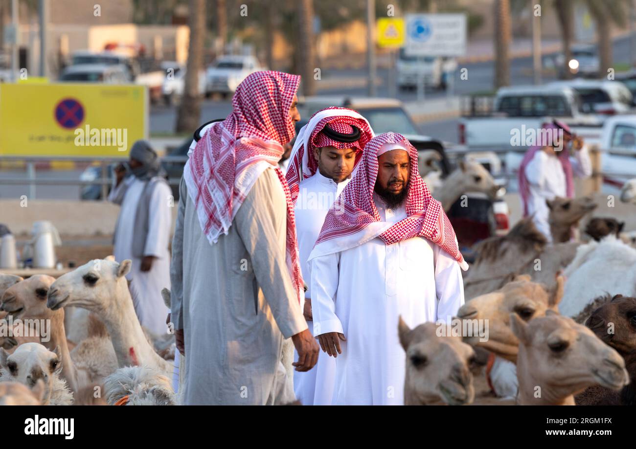 Saudi arabia ghutra desert hi-res stock photography and images - Alamy