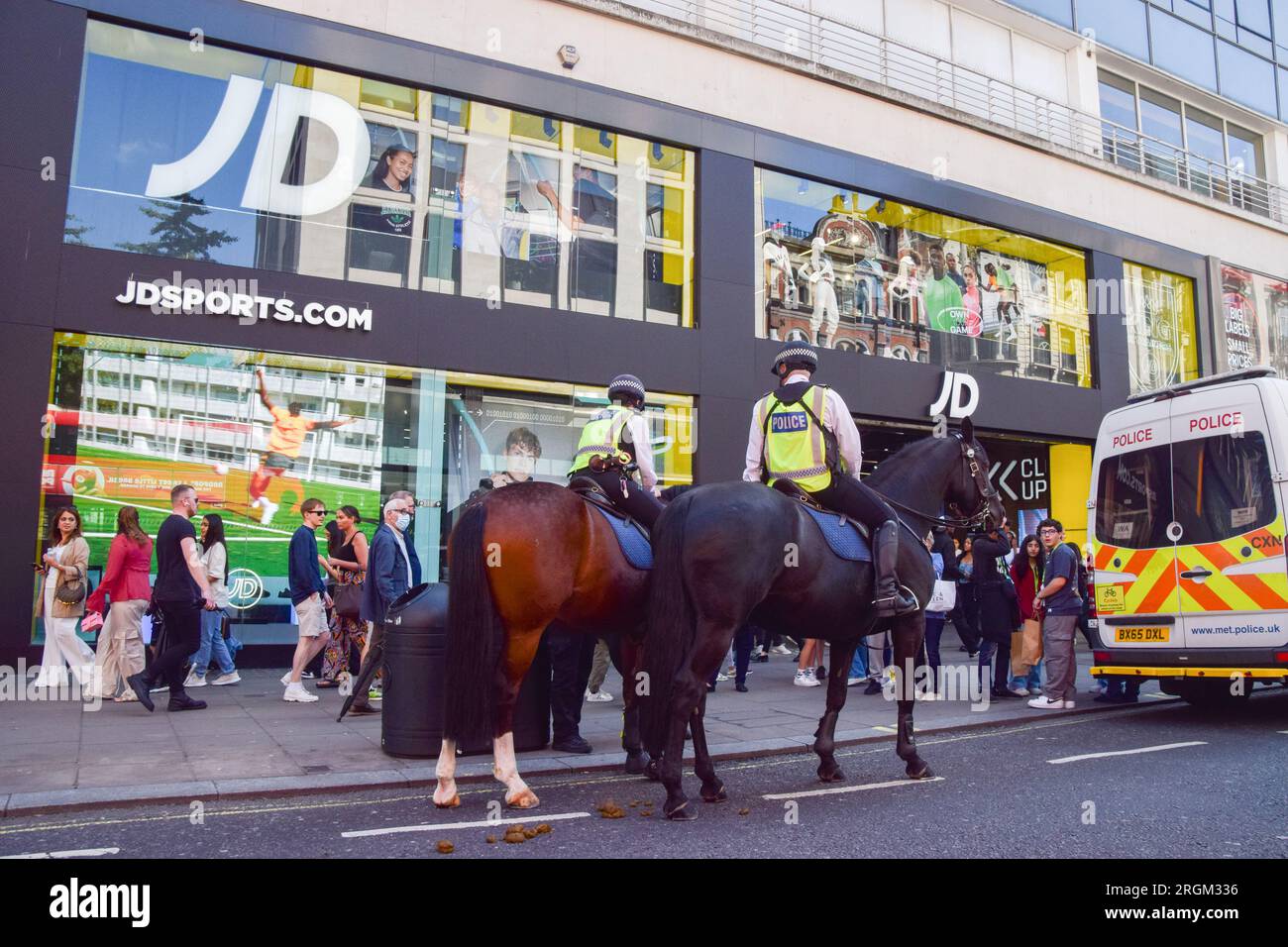 London, UK. 9th August 2023. Police officers wait outside JD Sports on ...