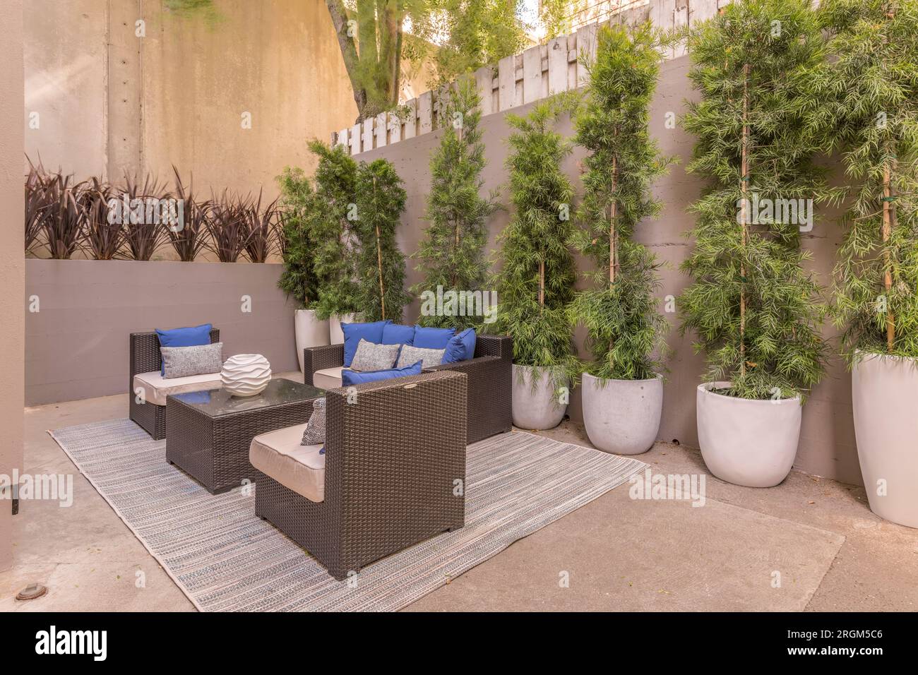 Beautiful garden seating hi-res stock photography and images - Alamy