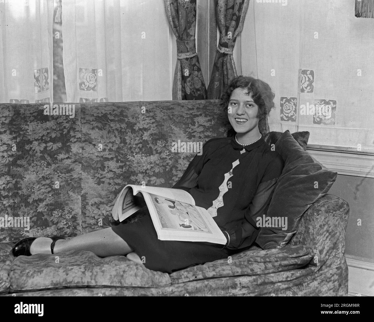 Vintage reading magazine Black and White Stock Photos & Images - Alamy