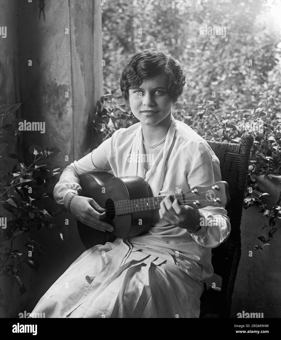 Woman guitar player playing Black and White Stock Photos & Images - Alamy