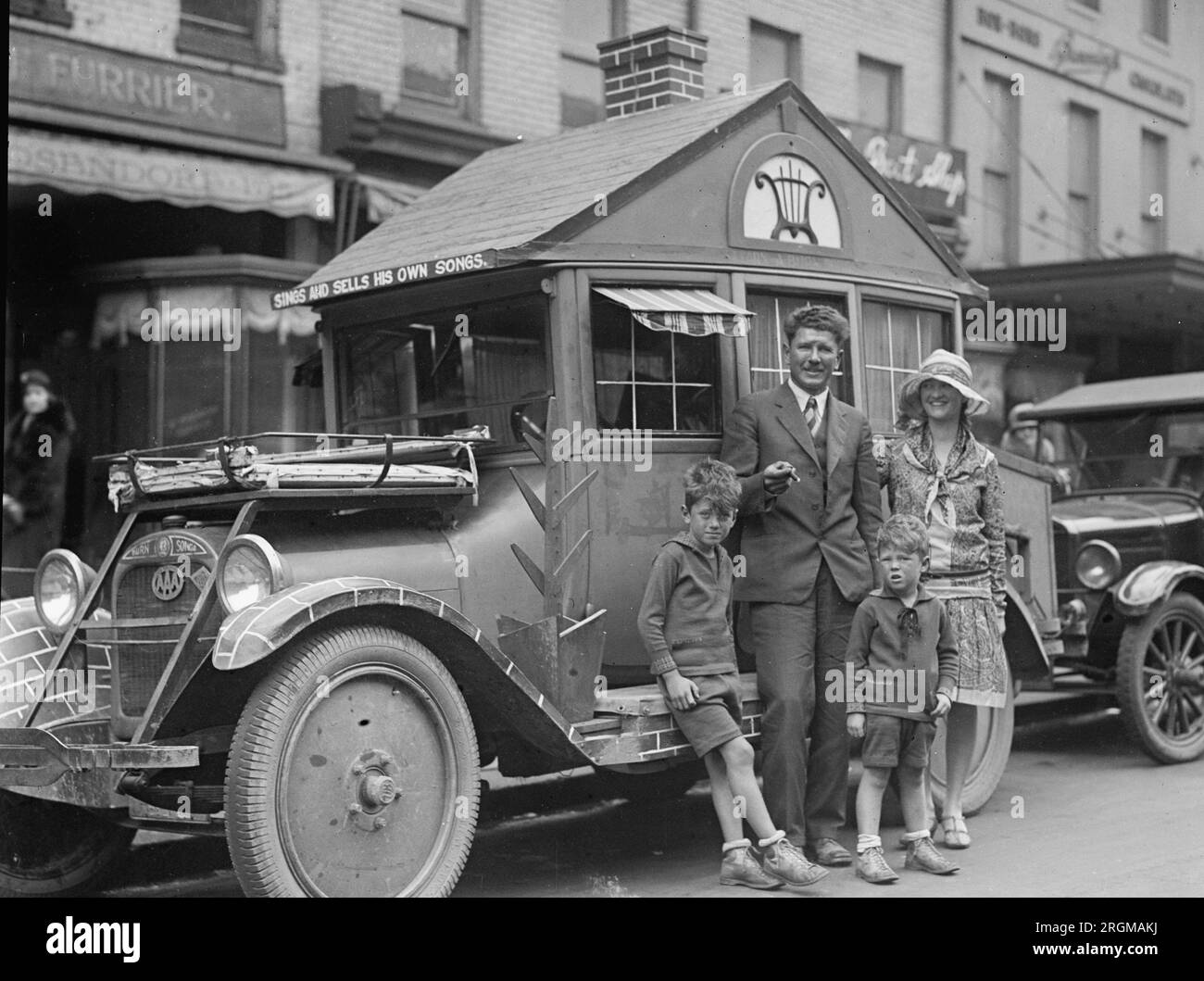 Main Street A la Cart, Burus Ballard bungalow ca. 1929 Stock Photo - Alamy
