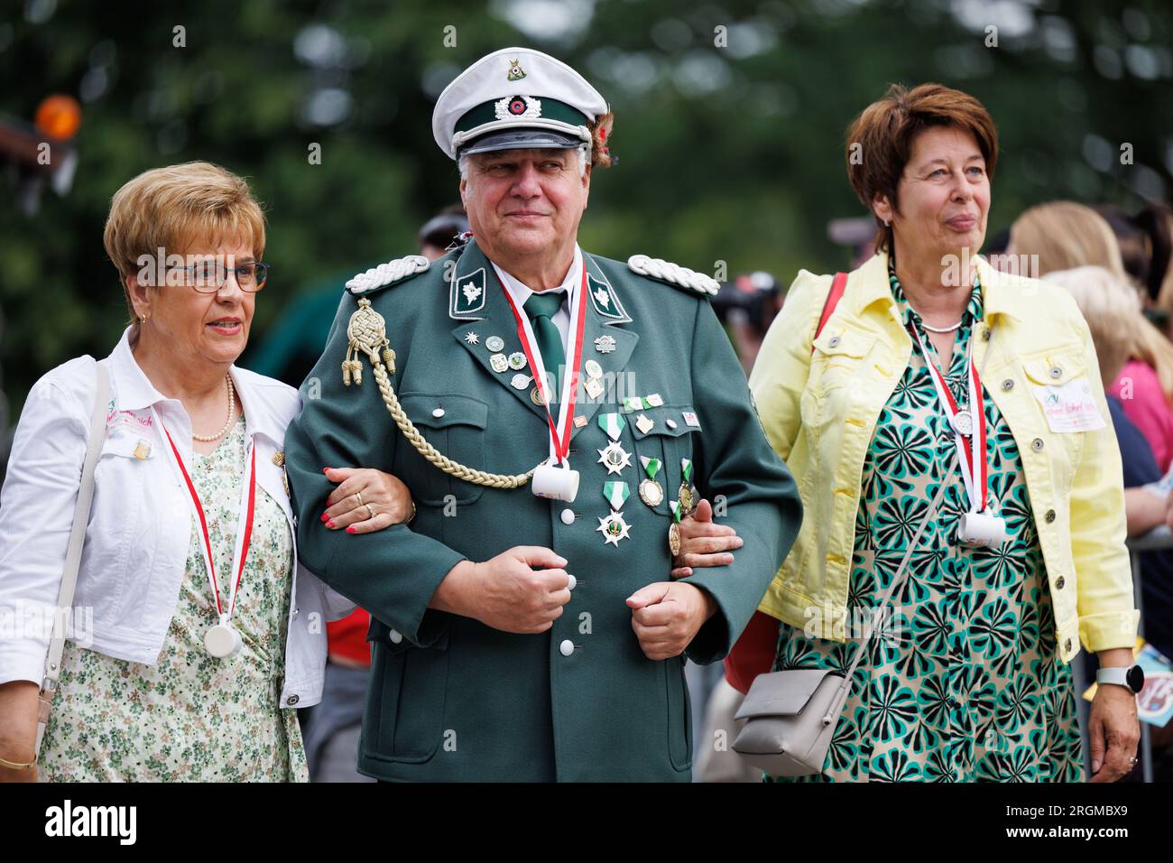Vechta, Germany. 10th Aug, 2023. A shooter and two women walk through ...