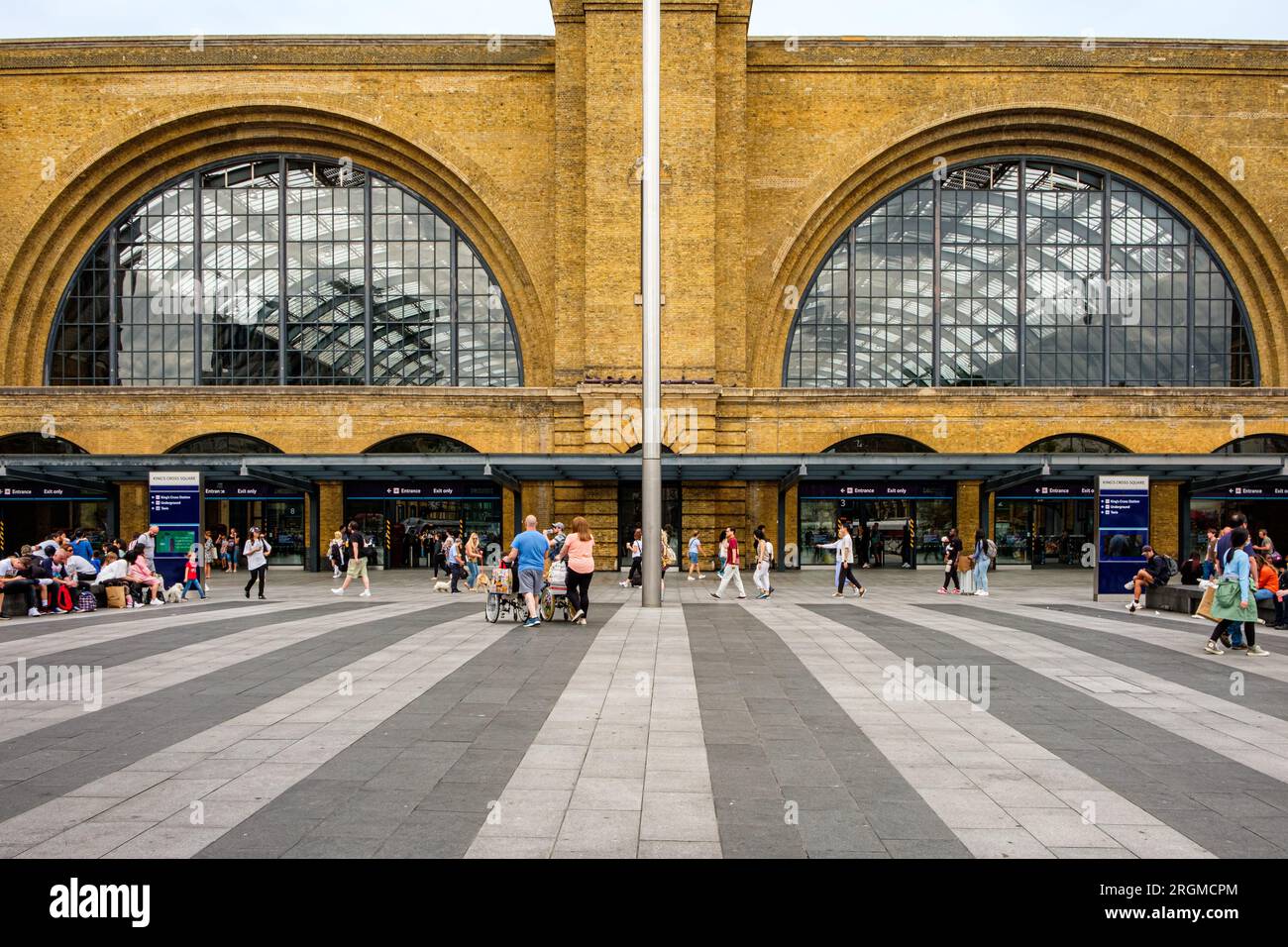 Facade of Kings Cross Station, Euston Road, London, England Stock Photo ...