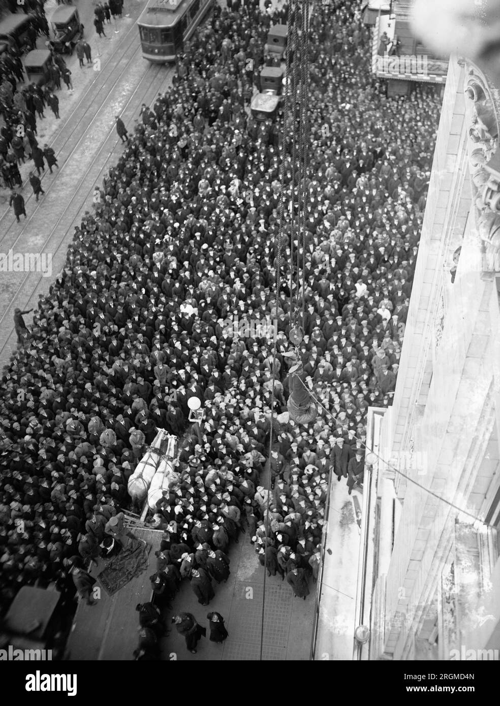 Houdini straitjacket escape hi-res stock photography and images - Alamy