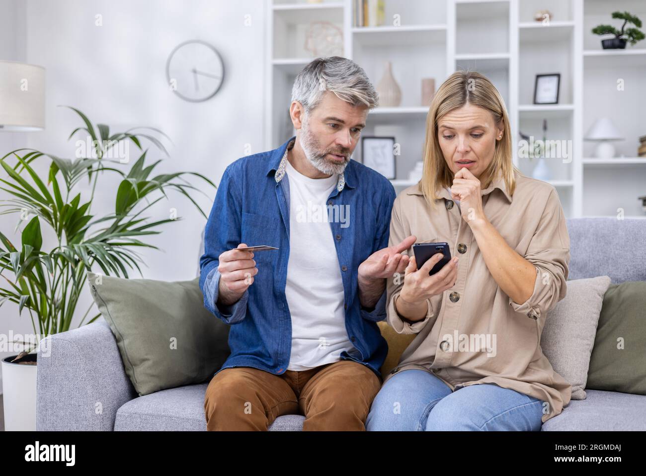 Lost money couch hi-res stock photography and images - Alamy