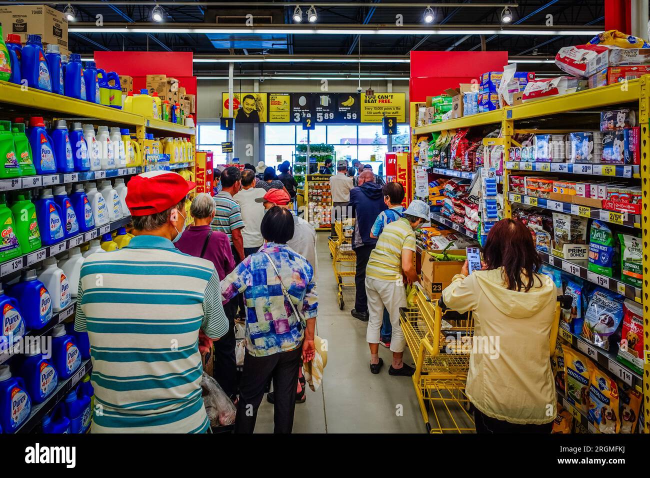 Long line up at a supermarket checkout line, view from the back Stock ... Long line up at a supermarket checkout line, view from the back Stock ...