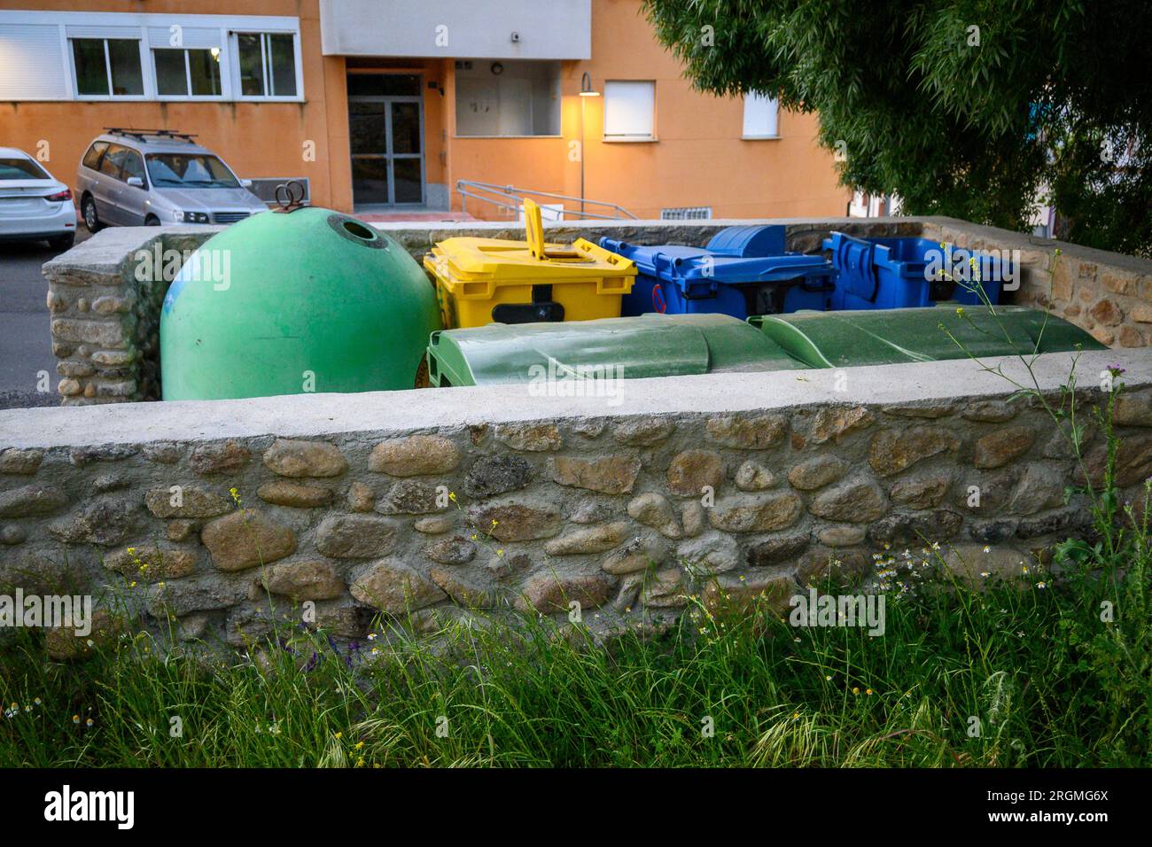 Select trash bin and recycling bin hi-res stock photography and images ...