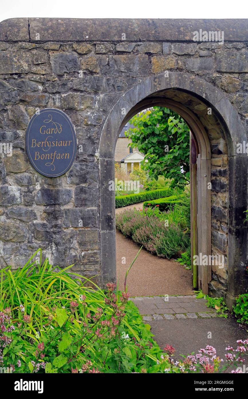 Front entrance and Welsh language signage for Cowbridge Physic Garden ...