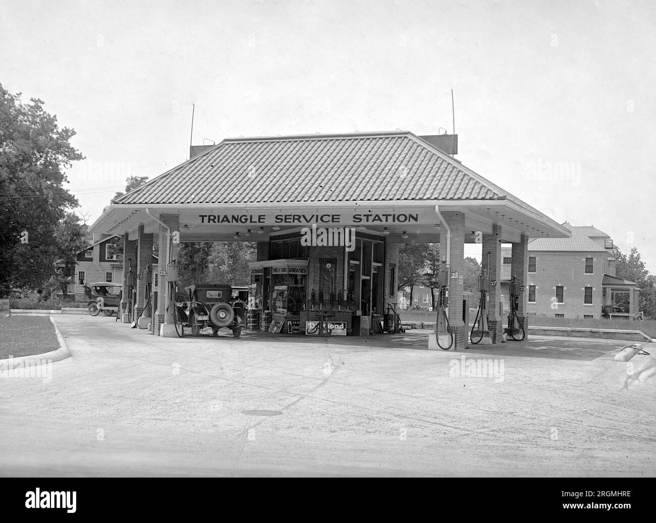 Car being serviced at Triangle Service Station ca. 1925 Stock Photo - Alamy