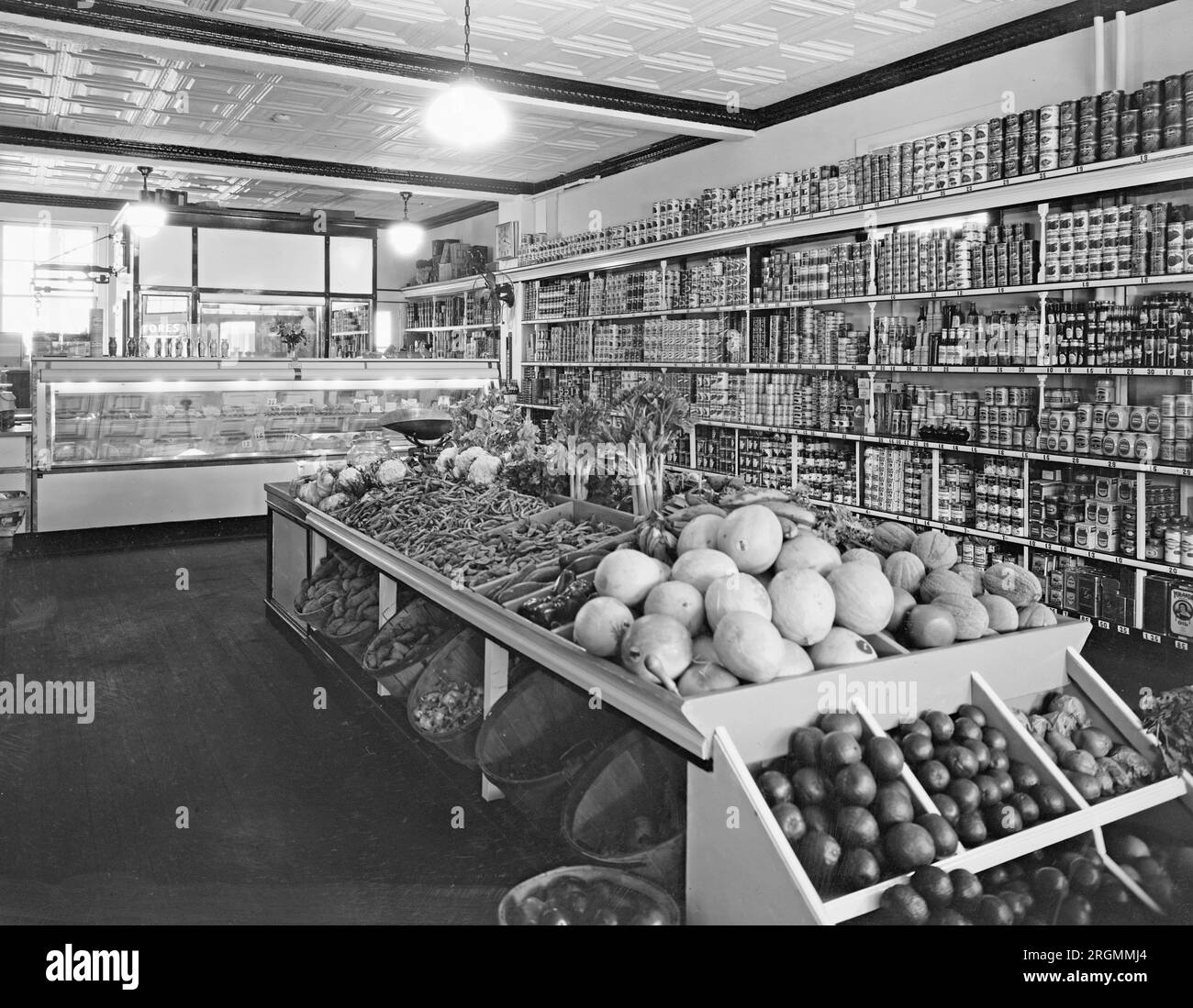 1910s grocery store hi-res stock photography and images - Alamy