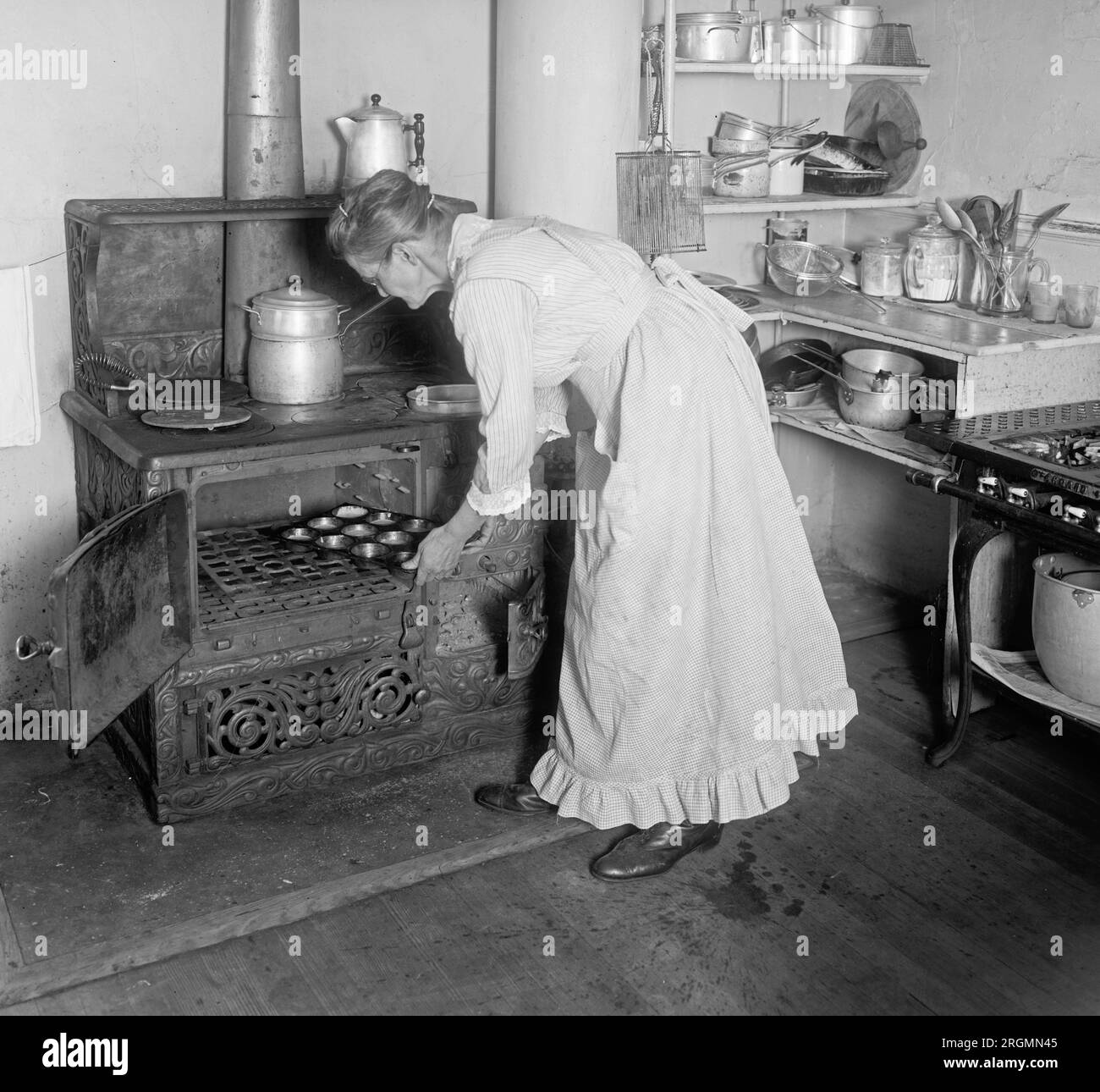 Woman in early 1900s hi-res stock photography and images - Alamy