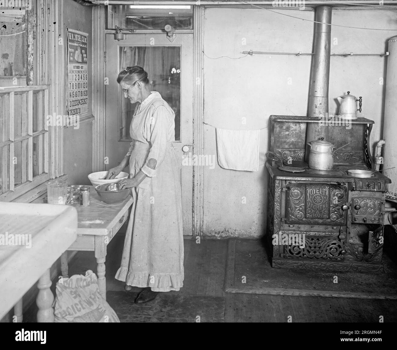 Woman in early 1900s hi-res stock photography and images - Alamy