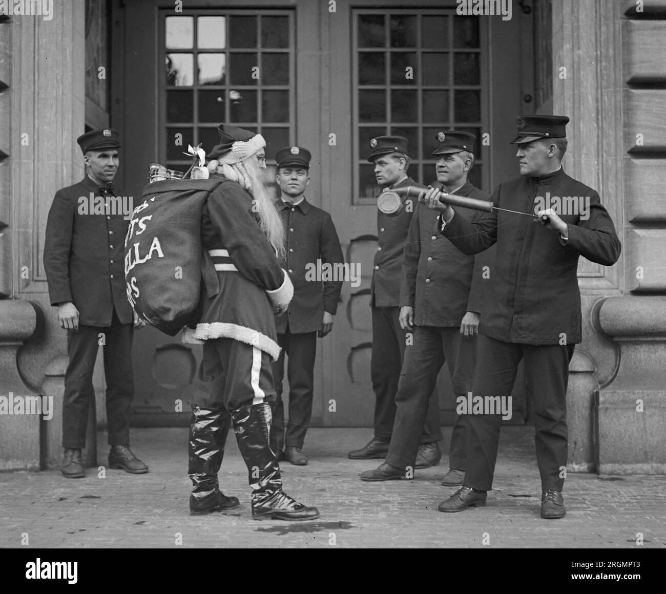 Santa Claus visiting a police station ca. 1921 Stock Photo - Alamy
