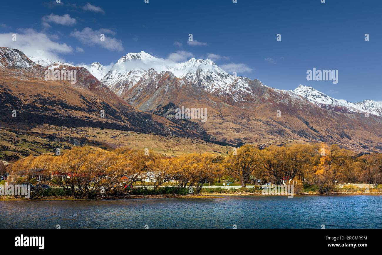 Lakeside mountain landscape hi-res stock photography and images - Alamy