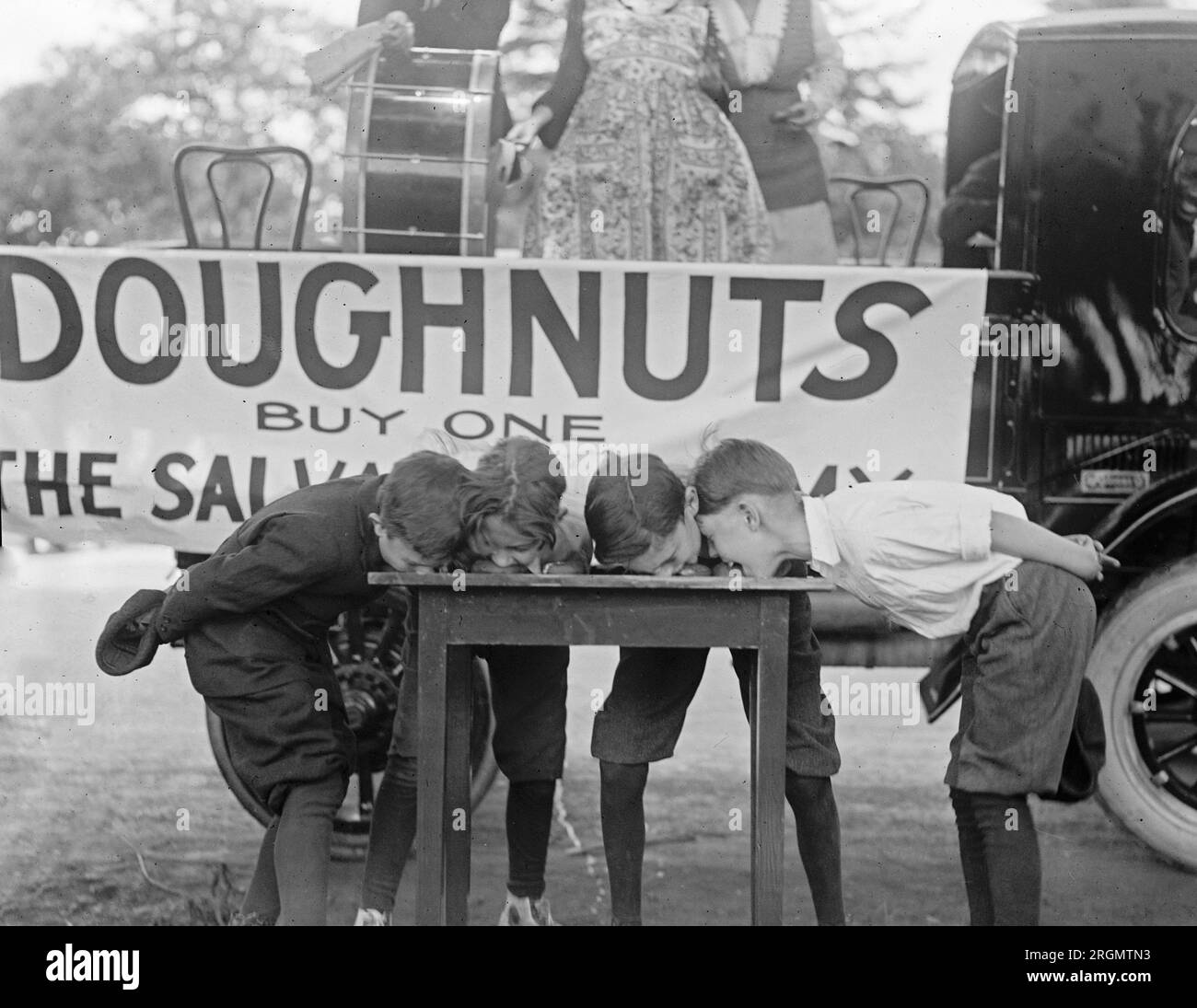 Donut eating contest hi-res stock photography and images - Alamy