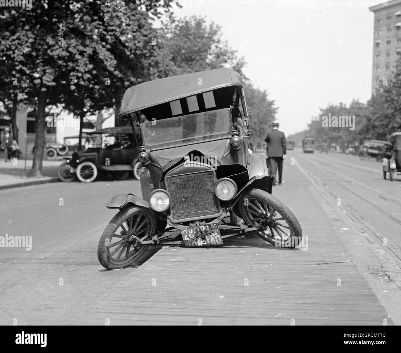 Historical Auto Crash: Photo shows a Model T Ford that has "come to ...