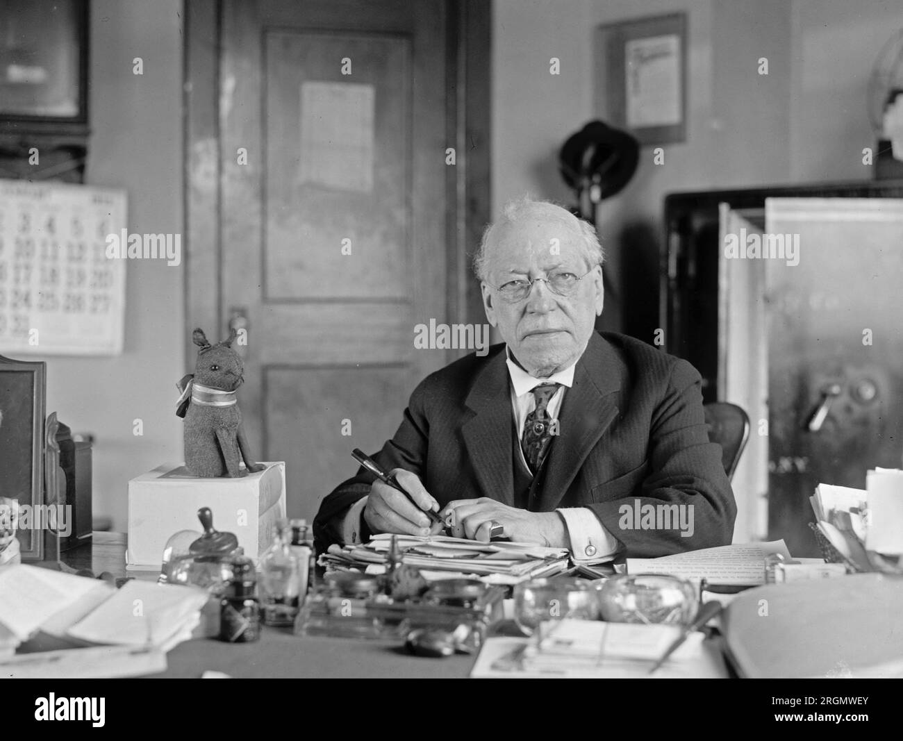 Samuel Gompers sitting behind a desk ca. 1923 Stock Photo - Alamy